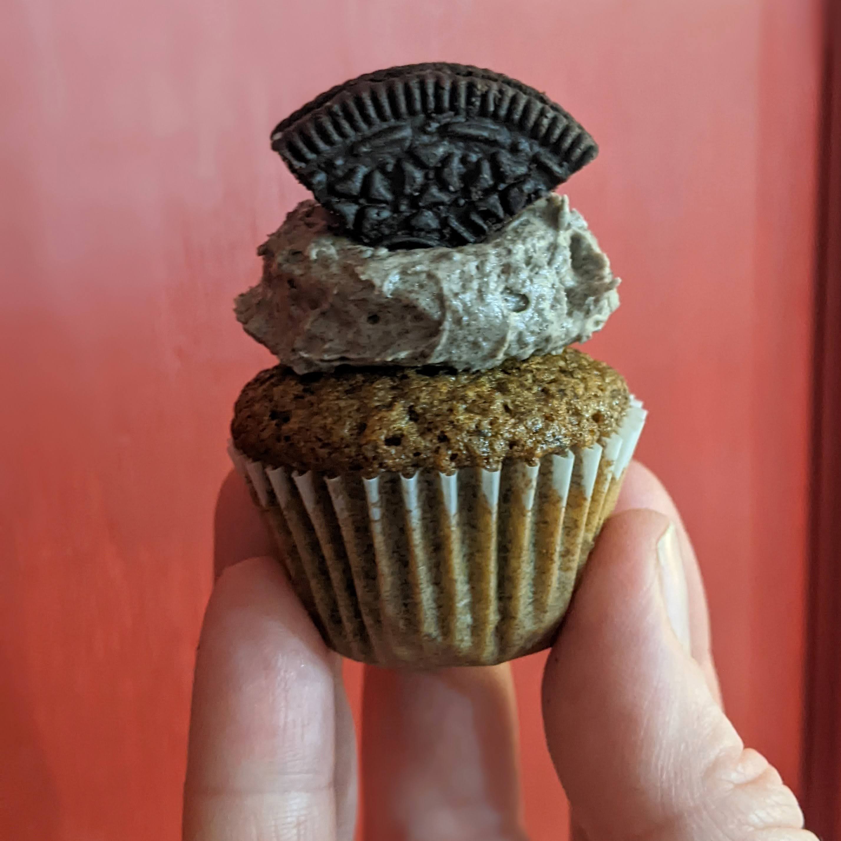 How to Bake Mini Oreo Cupcakes with Oreo Frosting (Video Included ...